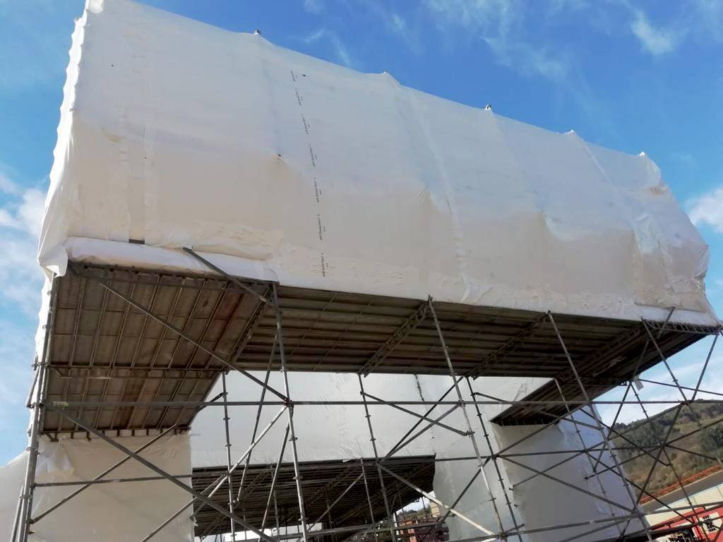 Andamio con retractilado para mantenimiento de instalaciones de Sidenor ...