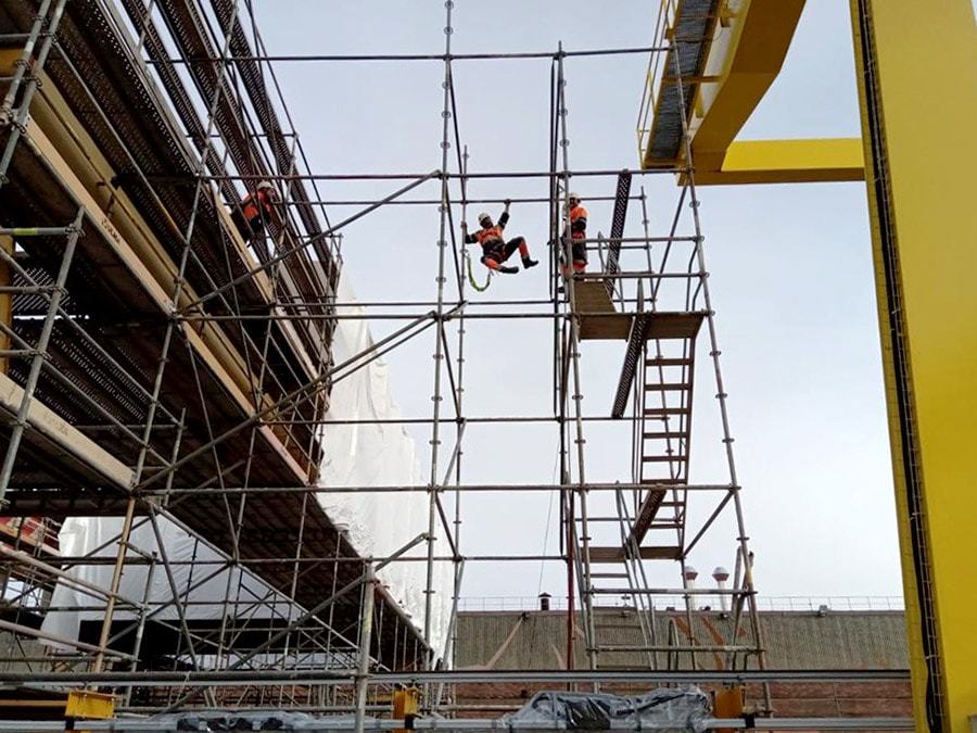Andamio con retractilado para mantenimiento de instalaciones de Sidenor ...